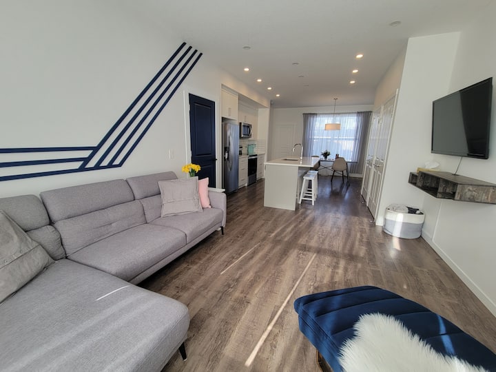Beautiful, Modern & Simple 3 Bedroom With A/c - Canada