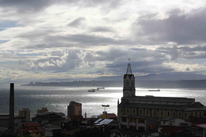 Independiente Y Central Con Vista Al Mar Y Cerros! - チリ バルパライソ