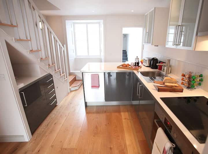 Gorgeous Coastguard Cottage 2 Mins From The Beach - 라임 레지스