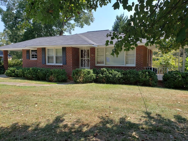 Cozy Newnan Cottage - Newnan, GA
