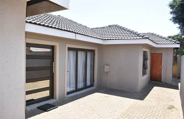 Soweto Modern Apartment Close To Orlando Stadium. - Soweto