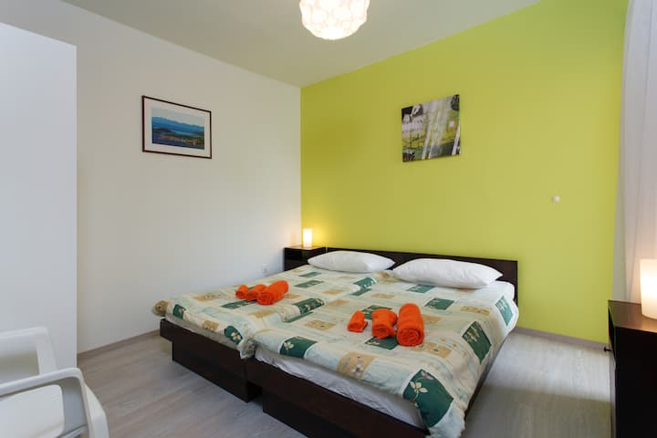 Large And Lovely 2 Bedrooms Apt - Private Parking - Podstrana