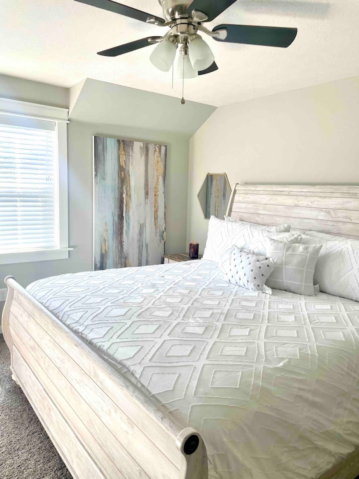 Cozy Home: A Modern Luxe Getaway - Columbus, OH