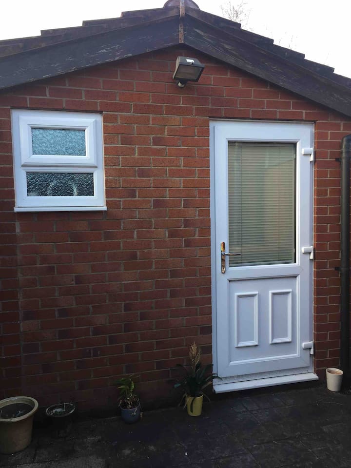 Detached Private Guest Room  En-suite & Smart Tv - Preston