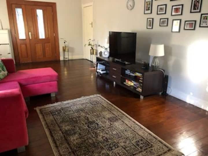 Cheerful 2 Bedroom Home With Free Parking. - Virginia