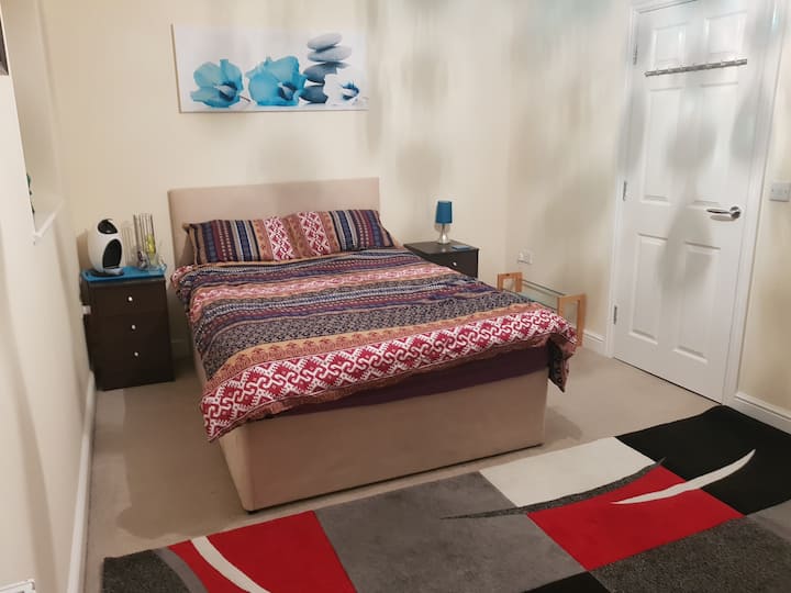 Large Double With Own Bathroom. - Chesterfield