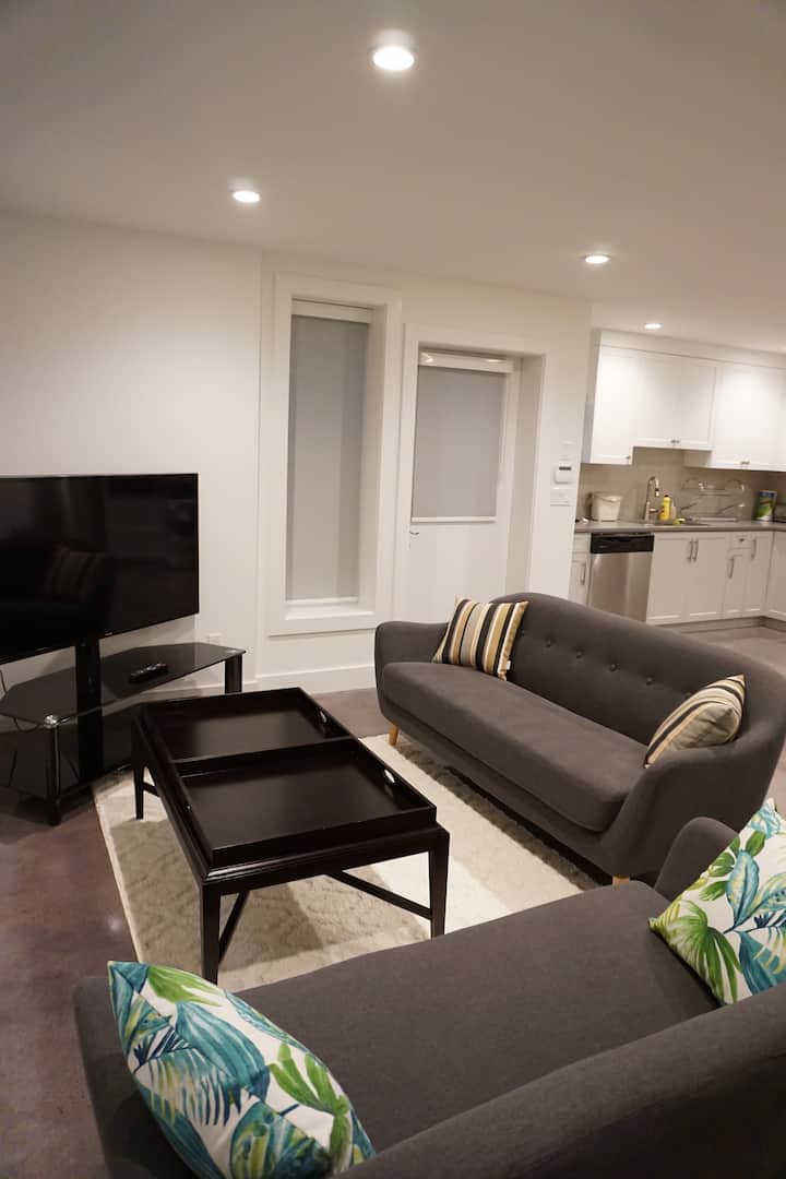 Modern 3 Br 2 Bath Suite In A Central Location - North Vancouver