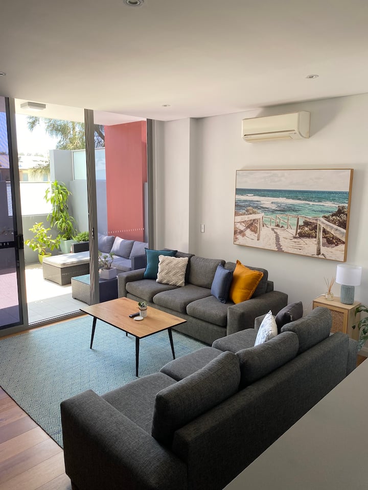 Northern Beaches Apartment For 2 Or 4 - Narrabeen