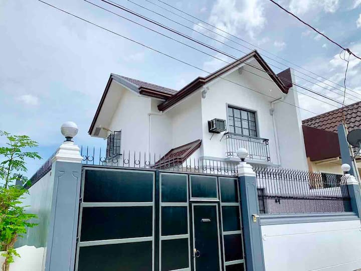 Modern Italian-inspired Vacation House! - Lucena