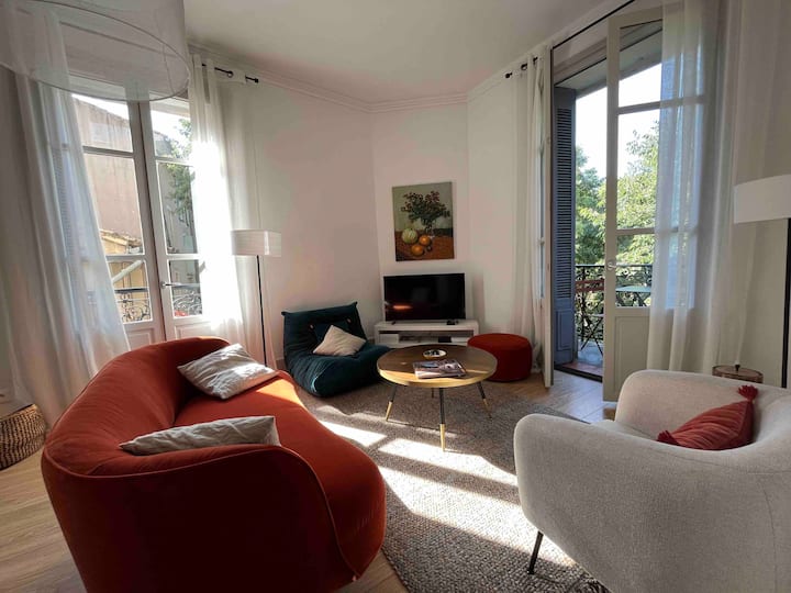 Nimes ,  Appartement Rénové Dans Immeuble Classé. - Nîmes
