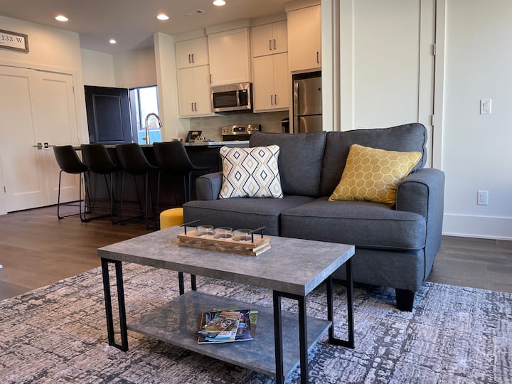 4th Street Suite (Above Garage, Separate Entry) - Bentonville, AR