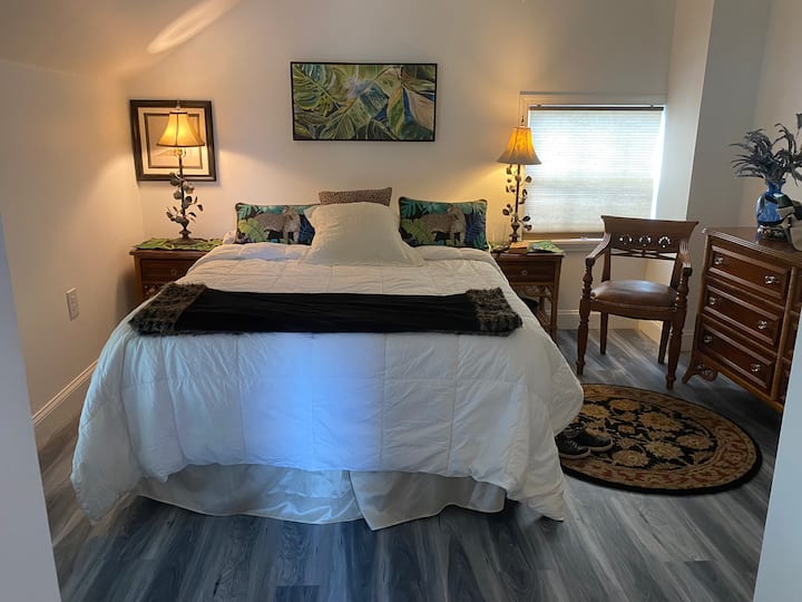 5 Star 1/1q Bed Apt 2nd Fl Apt New Deck - DeLand, FL