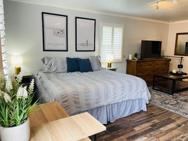 Cozy & Separate Garage Studio Apartment - Oklahoma City, OK