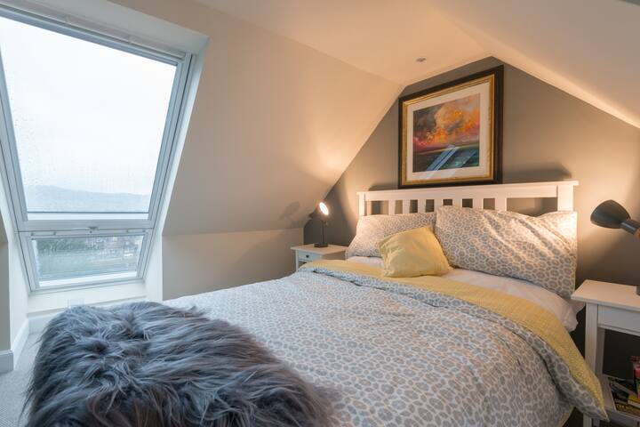 Lovely Double Bedroom With Castle Views - Inverness, UK