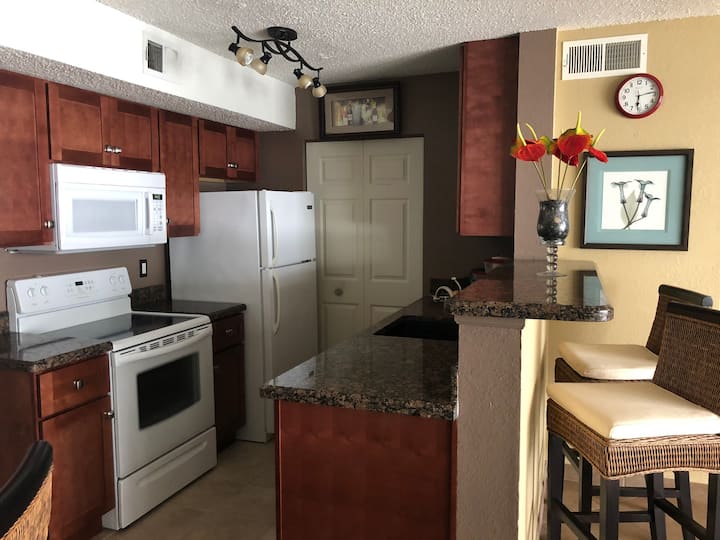 Conveniently Located 15 Min From Fort Myers Beach - Fort Myers, FL