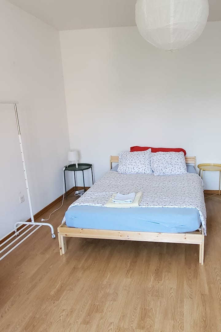 Simple Clean Room In Convenient Location - Biel