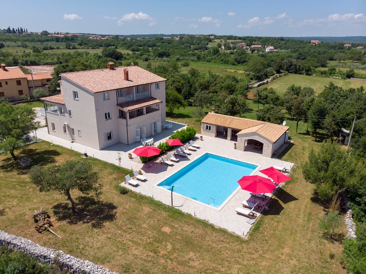 Apartments With Big Swimming Pool - Rakalj