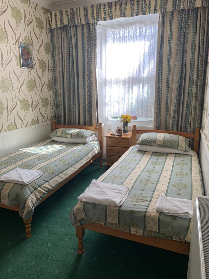 Room 5, Twin Single Beds, Kinnaird Hotel - Edinburgh, UK