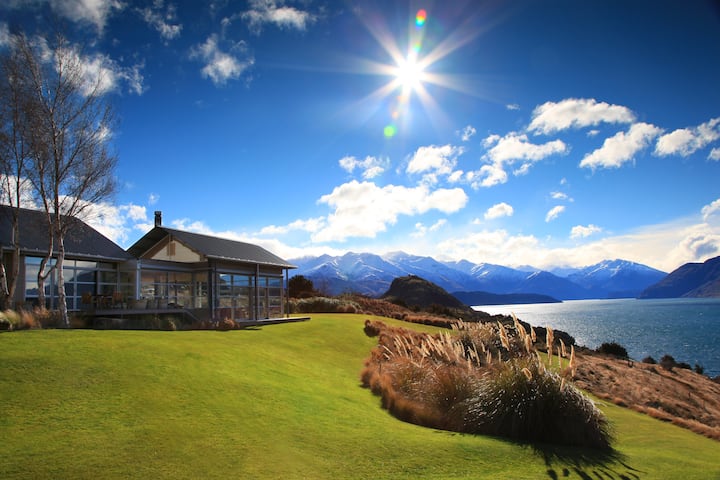 Luxury Villa On The Shores Of Lake Wanaka - Wanaka
