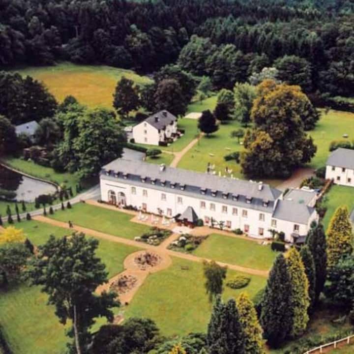 Prachtige Kamers In Een Historisch Abdijhotel - Herbeumont