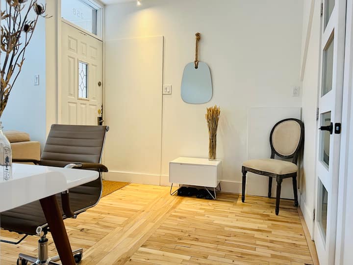 Charming Studio In The Historic Plateau - Laval, Quebec, Canadà