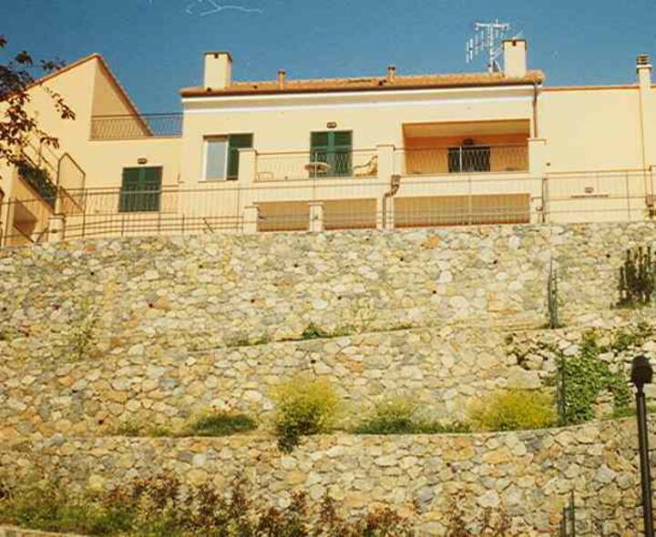 Scenic Italian Riviera 2-bedroom 2-bath Apartment - Borgio Verezzi