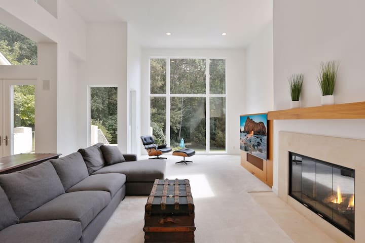 Modern Wayzata Home With Large Private Pool - Wayzata, MN