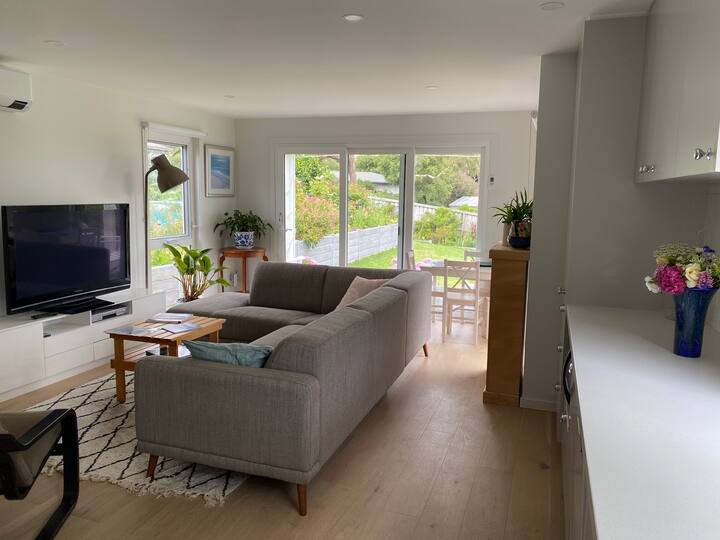 2 Bedroom Hamptons Style Cottage Located Mt Eliza - Mornington