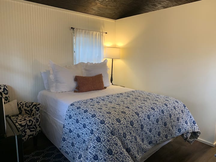 Quiet 1-bedroom Getaway In The Shady Pines - Chandler, TX