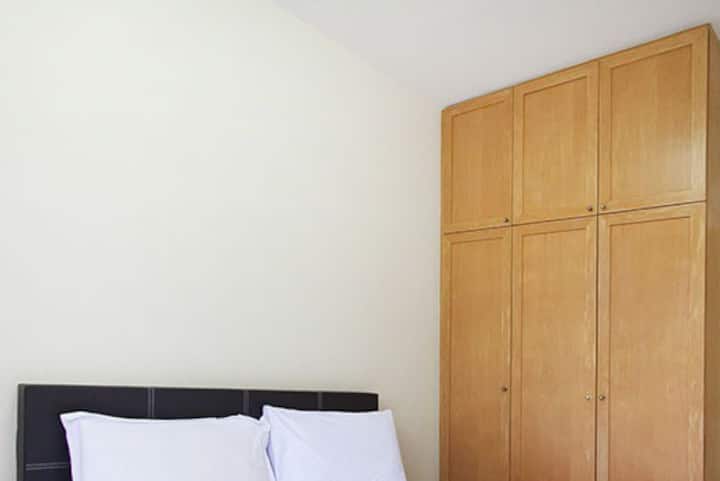 Affordable 2 Bedroom Apartment At Bouna Vista - Jurong East