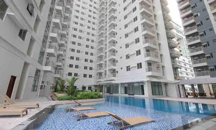 Cozy 1br Flat W/ A Balcony View In The Heart Of Qc - Quezon City