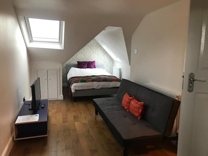 Large  Loft Room In Excellent Location - Chingford