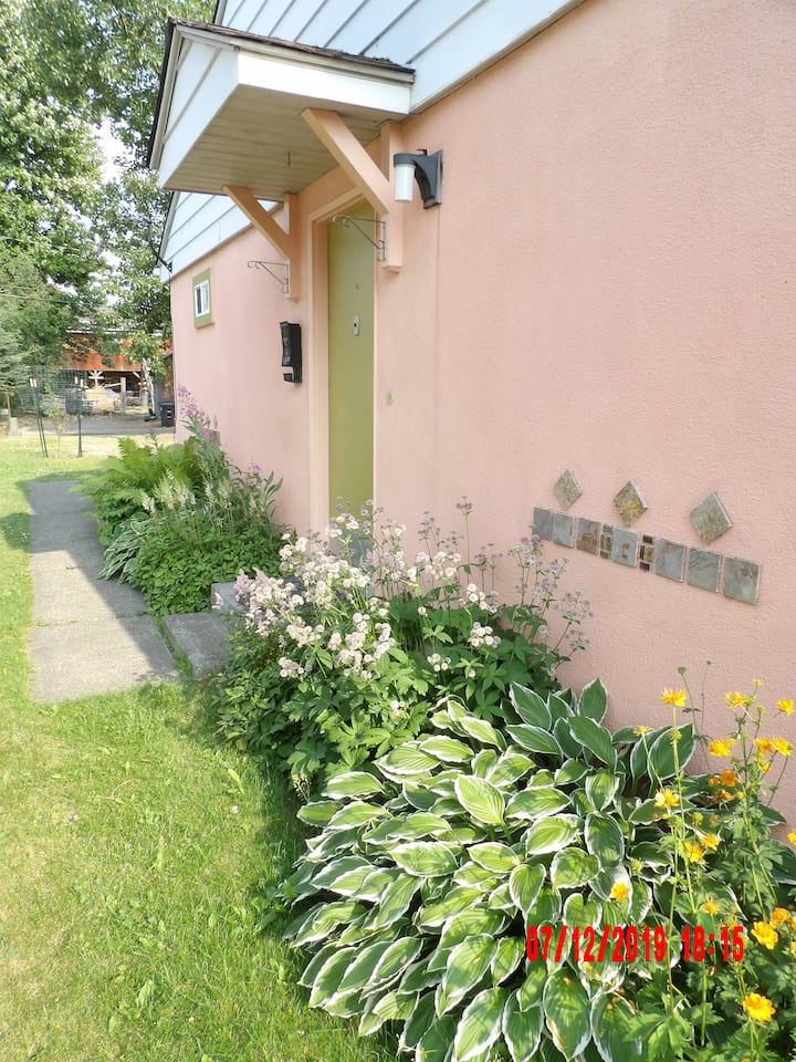 Sweet Spot In Fairview - Alaska Zoo, Anchorage