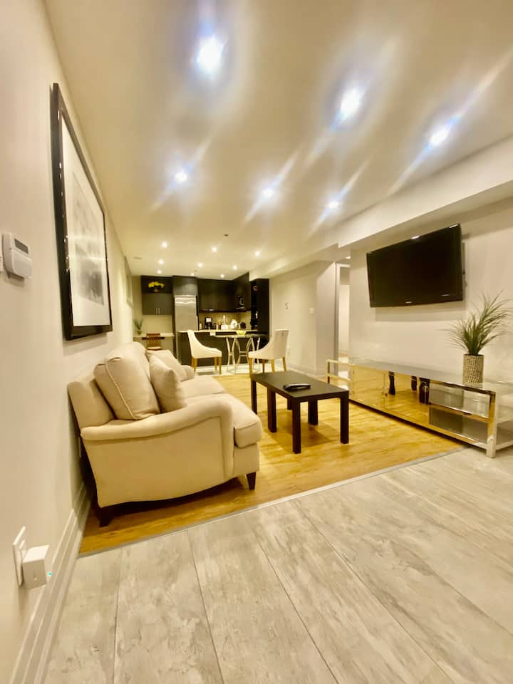 Comfortable 1 Bedroom Lower Level Suite - Toronto, ON