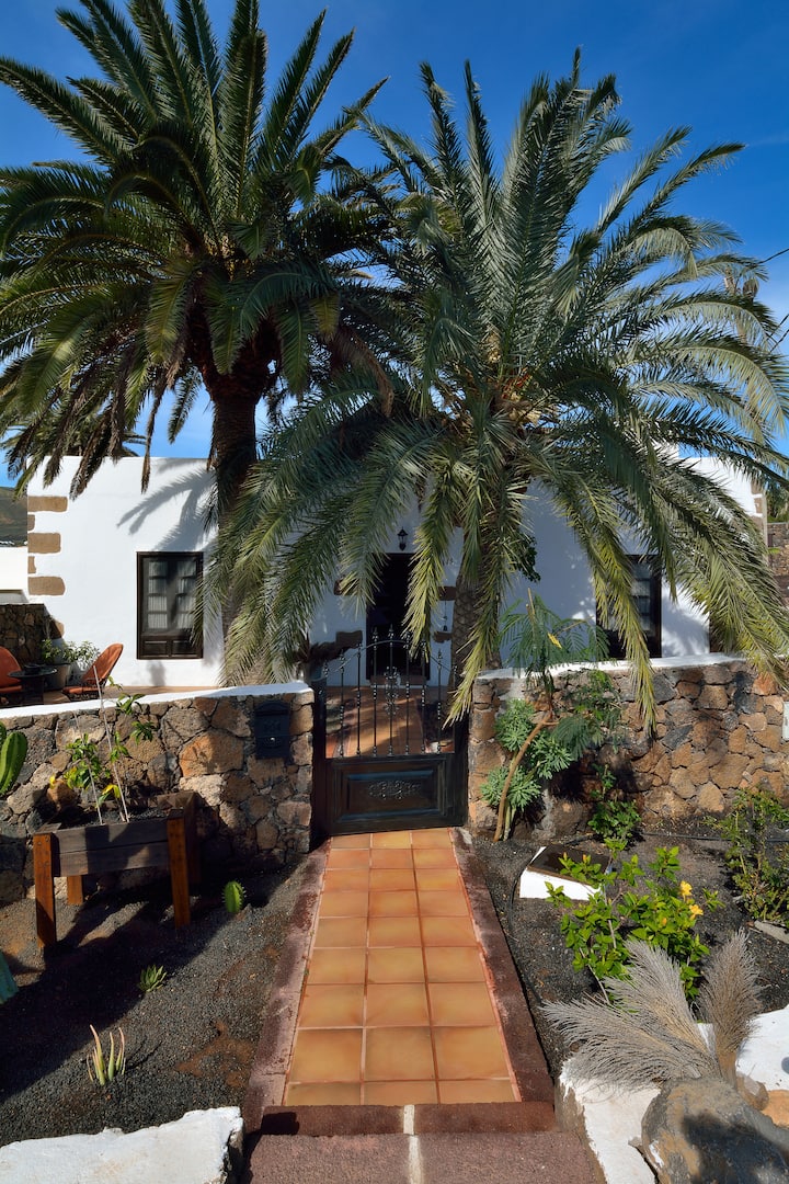 Centennial Typical Canarian House - La Lava Mácher - Lanzarote
