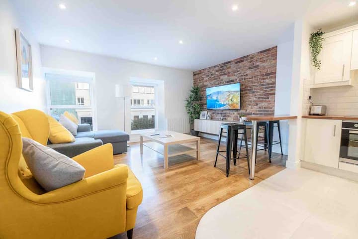 Modern Canal View Home, In City Centre, Sleeps 8 - Galway