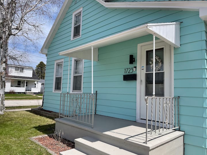 1 Block To Beach- Beach House-firepit And Bikes! - Two Rivers, WI