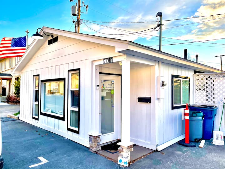 Central Cottage - "Superhost" (Pet Friendly!) - Missoula, MT