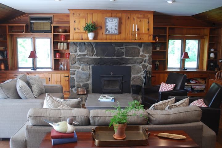 Chimney Hill Room @ The Wilmington Inn- Breakfast Included & Downtown Wilmington Location! - Wilmington, VT