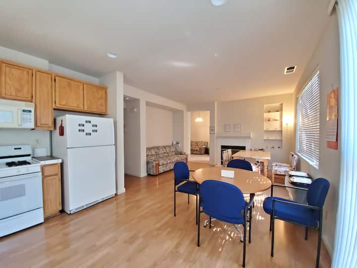 Room D, 2 Shared Baths, Walk-to-bart & Shops - Union City, CA