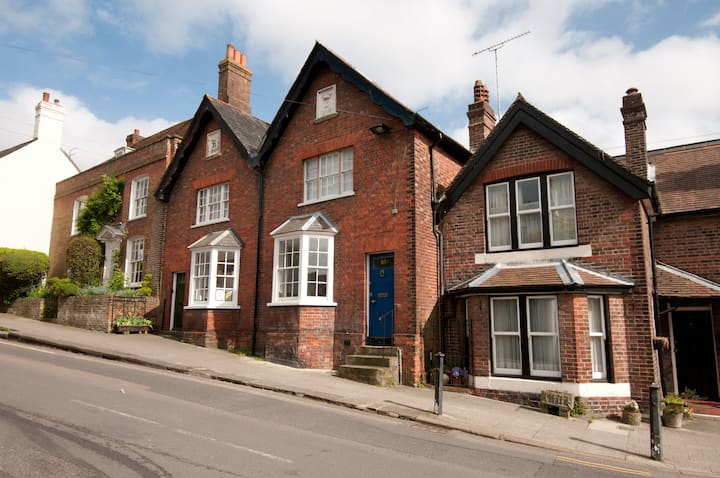 Central Arundel Homely Room. - Arundel