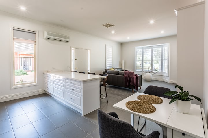 Luxury Riverwalk Retreat - Moama