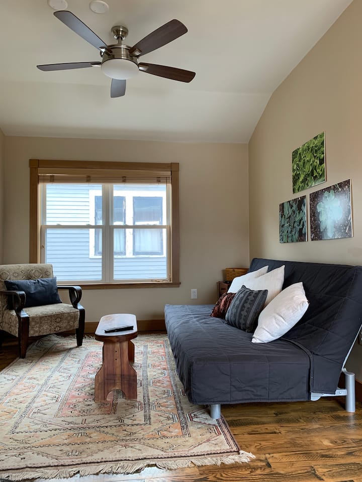 Unique, Light-filled Suite Overlooking Urban Farm! - 水牛城