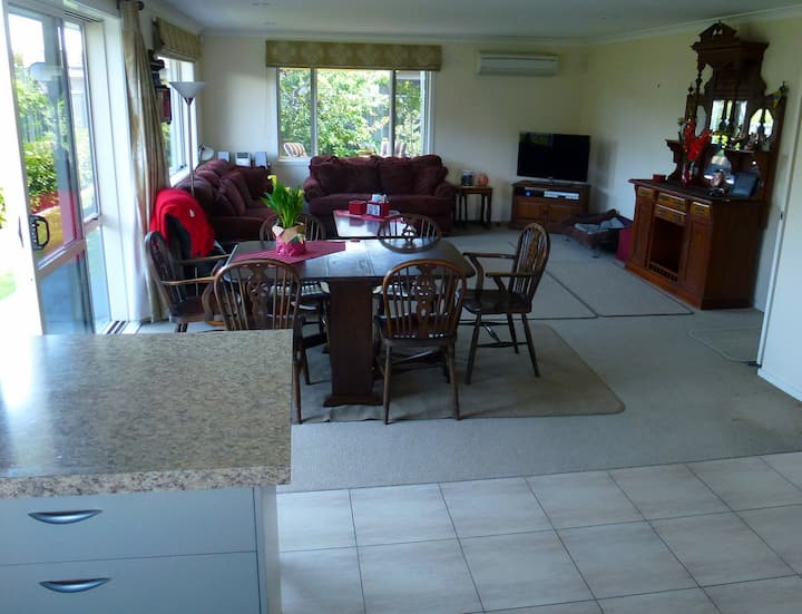 Napier: Bedroom/bathroom/lounge In Private Home -