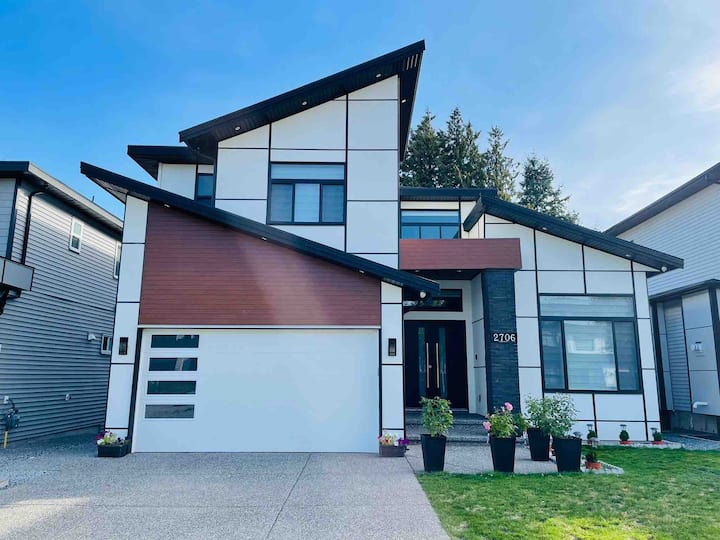 Stylish, Clean & Cozy New 2-bedroom Guest Suite - Abbotsford