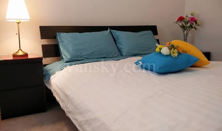 Upstairs A Cozy Big Room With King Size Bed - Kanada