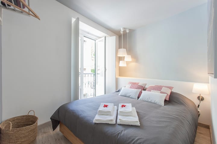 Sunny & Charming Aptm! Walk Everywhere! - Lissabon