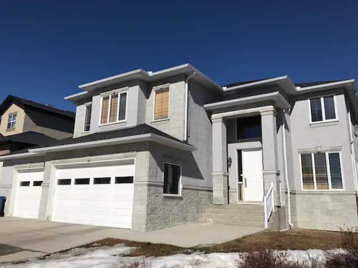 10% Off! Elegant 4br Springbank Retreat Near Banff - Mount Royal University