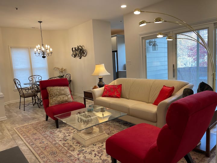 5 ⭐️Dt/eat/shop/nghtlife/ 2/bdrm/1.5 Bth Cndo/pool. - Raleigh, NC