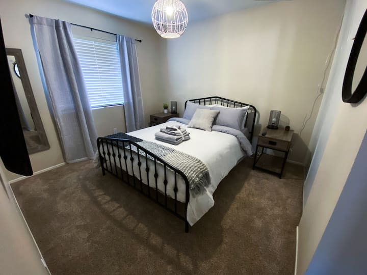 Cozy Modern 2br W/ Queen Beds + 4k Uhd Smart Tvs - Riverside, CA